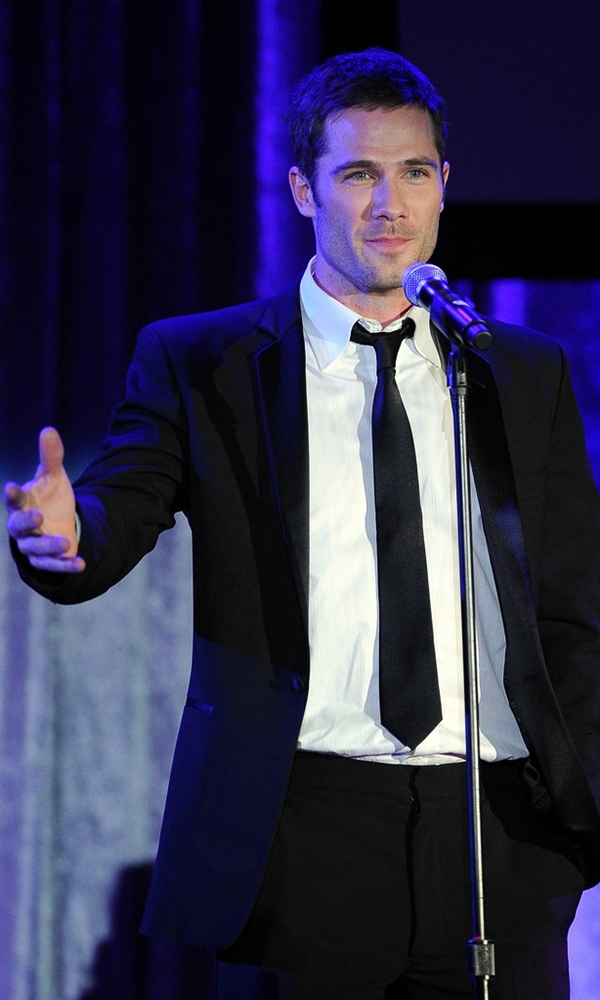 Picture of Luke MacFarlane