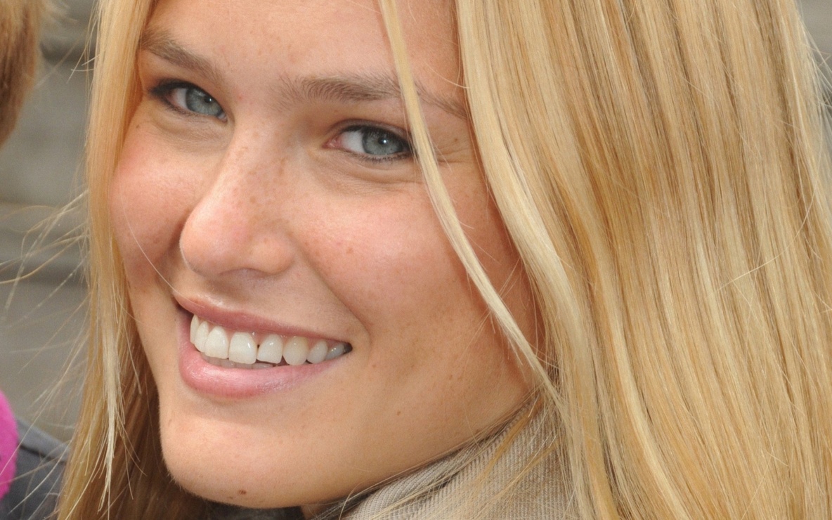 Bar Refaeli - Lovely Smile