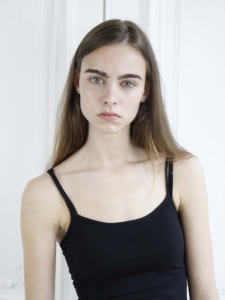 Estella Brons image