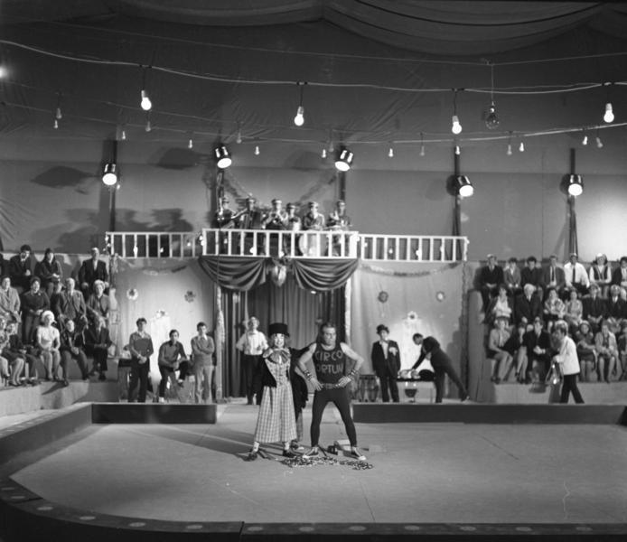 Ena asteio koritsi picture