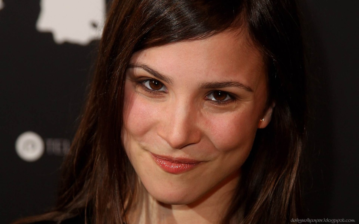 Picture of Aylin Tezel