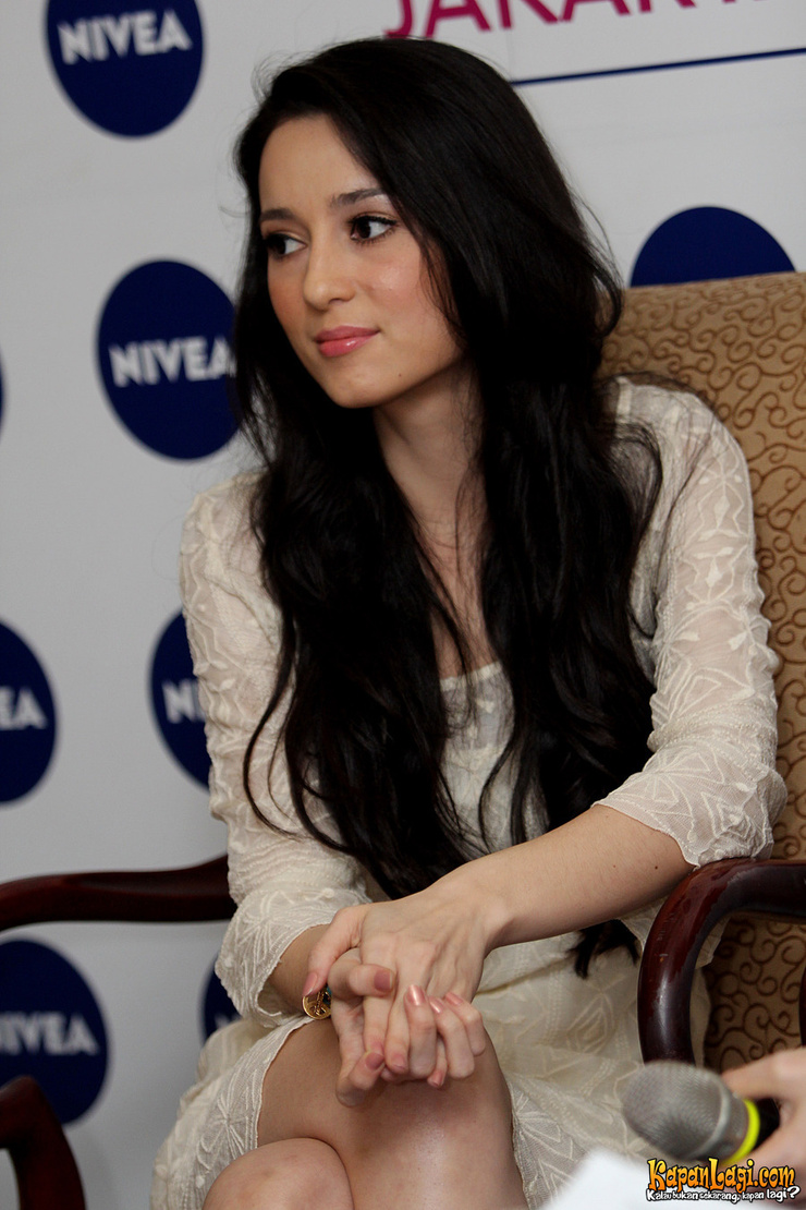 Picture of Julie Estelle