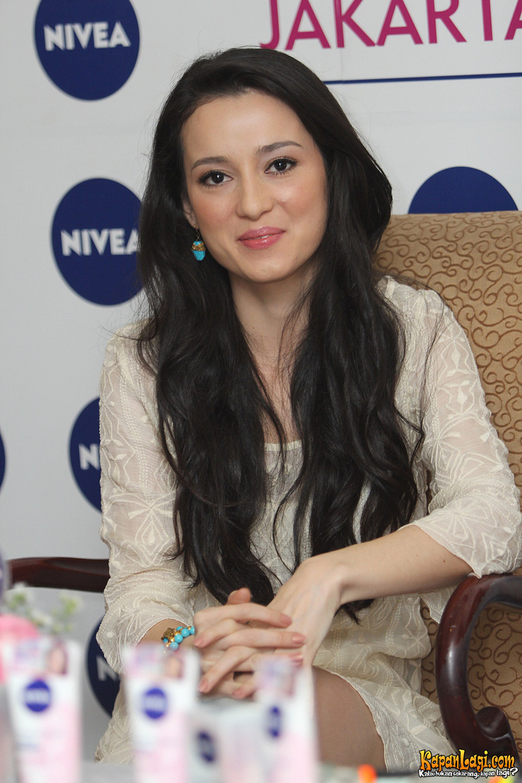 Picture of Julie Estelle