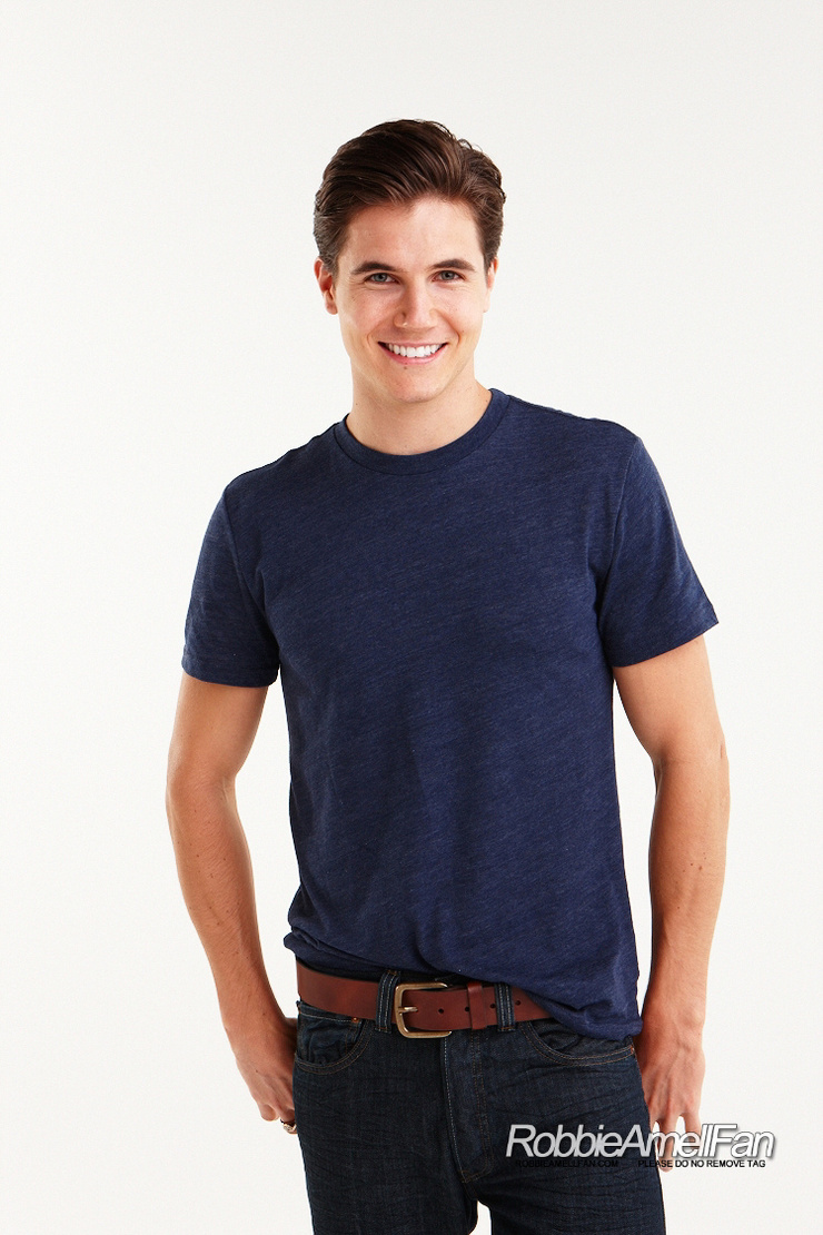 Picture of Robbie Amell