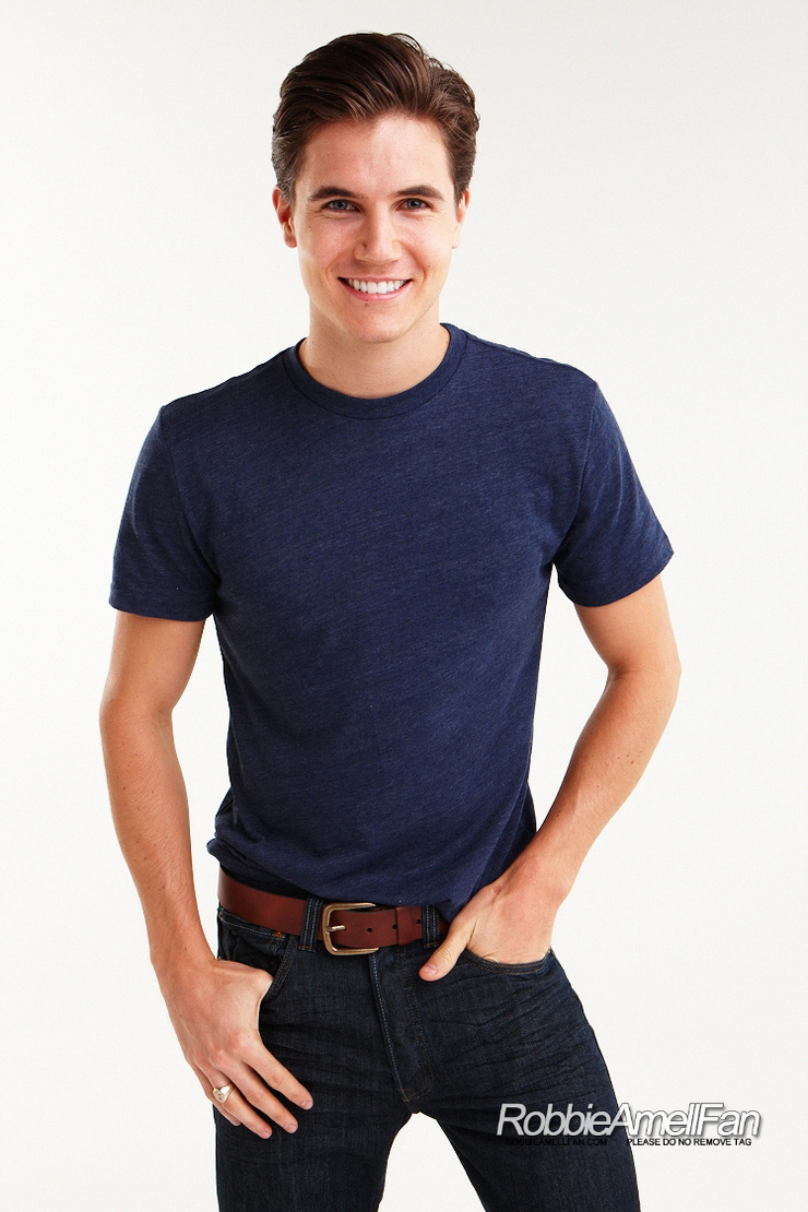 Picture of Robbie Amell