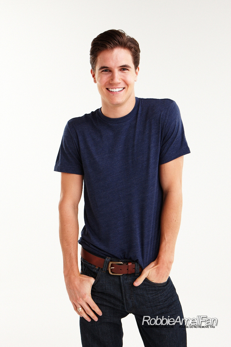 Picture of Robbie Amell