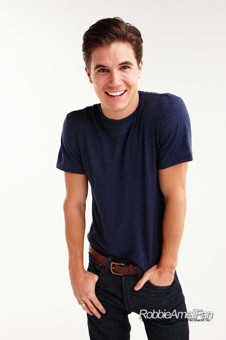 Picture of Robbie Amell