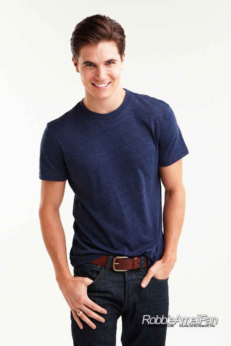 Picture of Robbie Amell