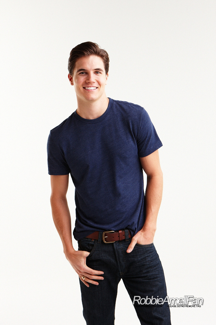 Picture of Robbie Amell