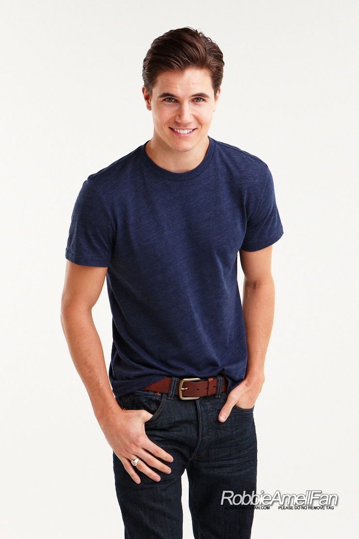 Image of Robbie Amell