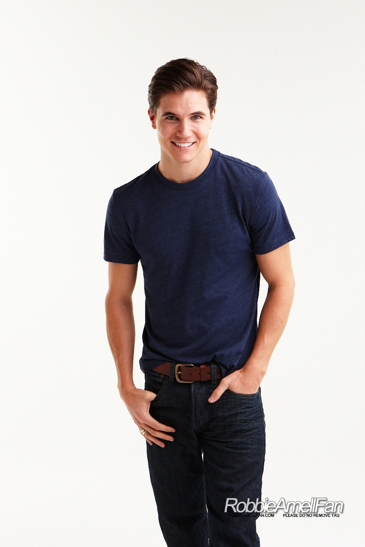 Picture of Robbie Amell