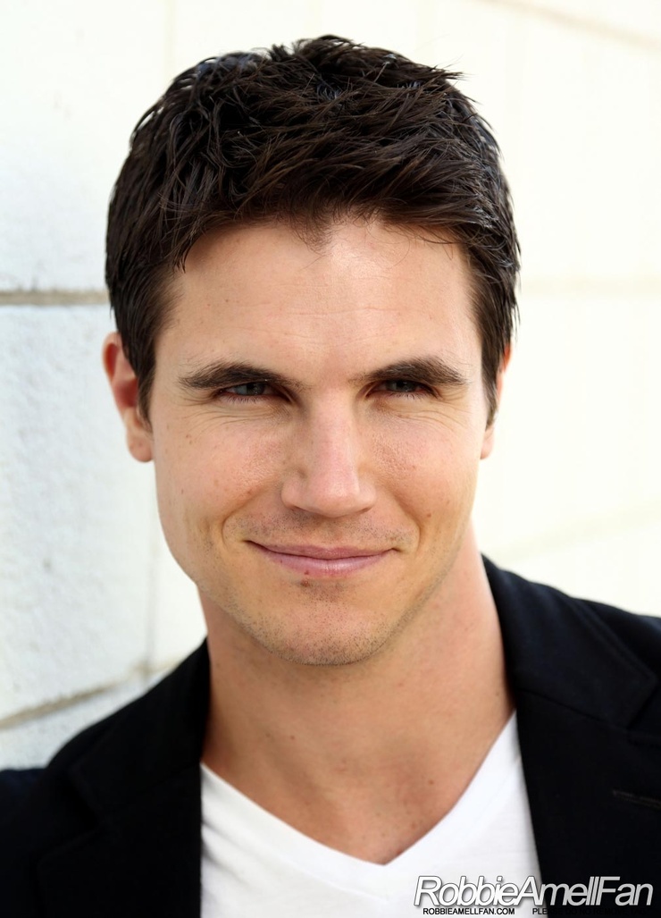 Image of Robbie Amell