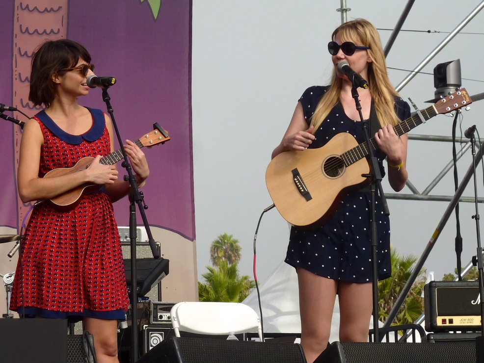 Riki Lindhome and Kate Micucci
