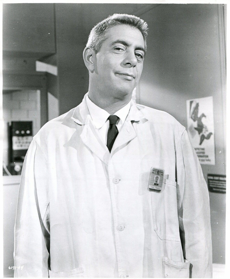 Picture of Robert Strauss