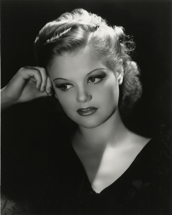 Picture of Simone Simon