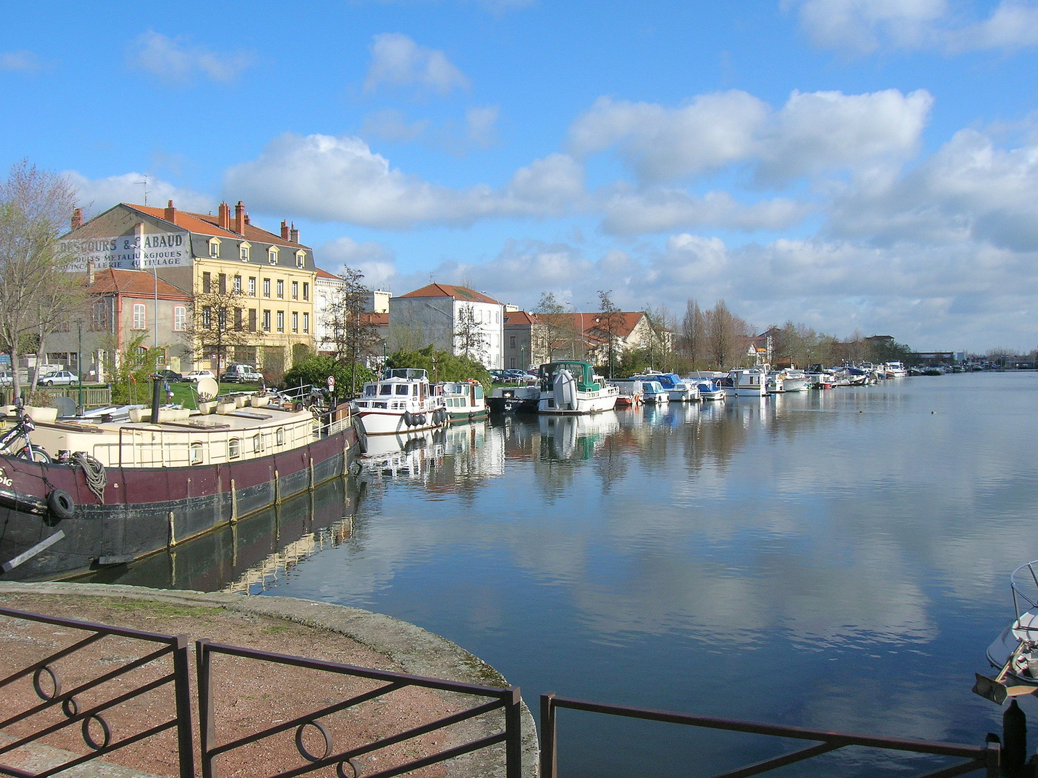 Roanne river port