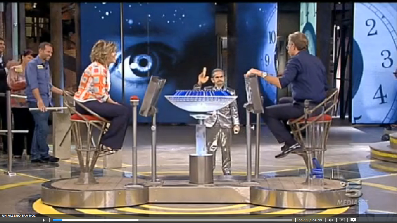 A contestant, "L'alieno", and host Paolo Bonolis