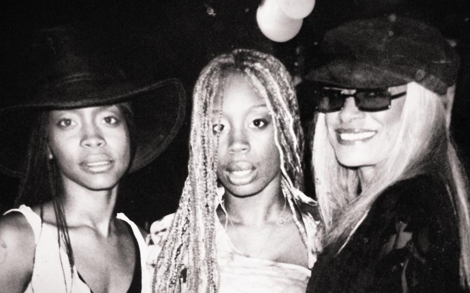 Erykah, her sister Nayrok , and their Mother