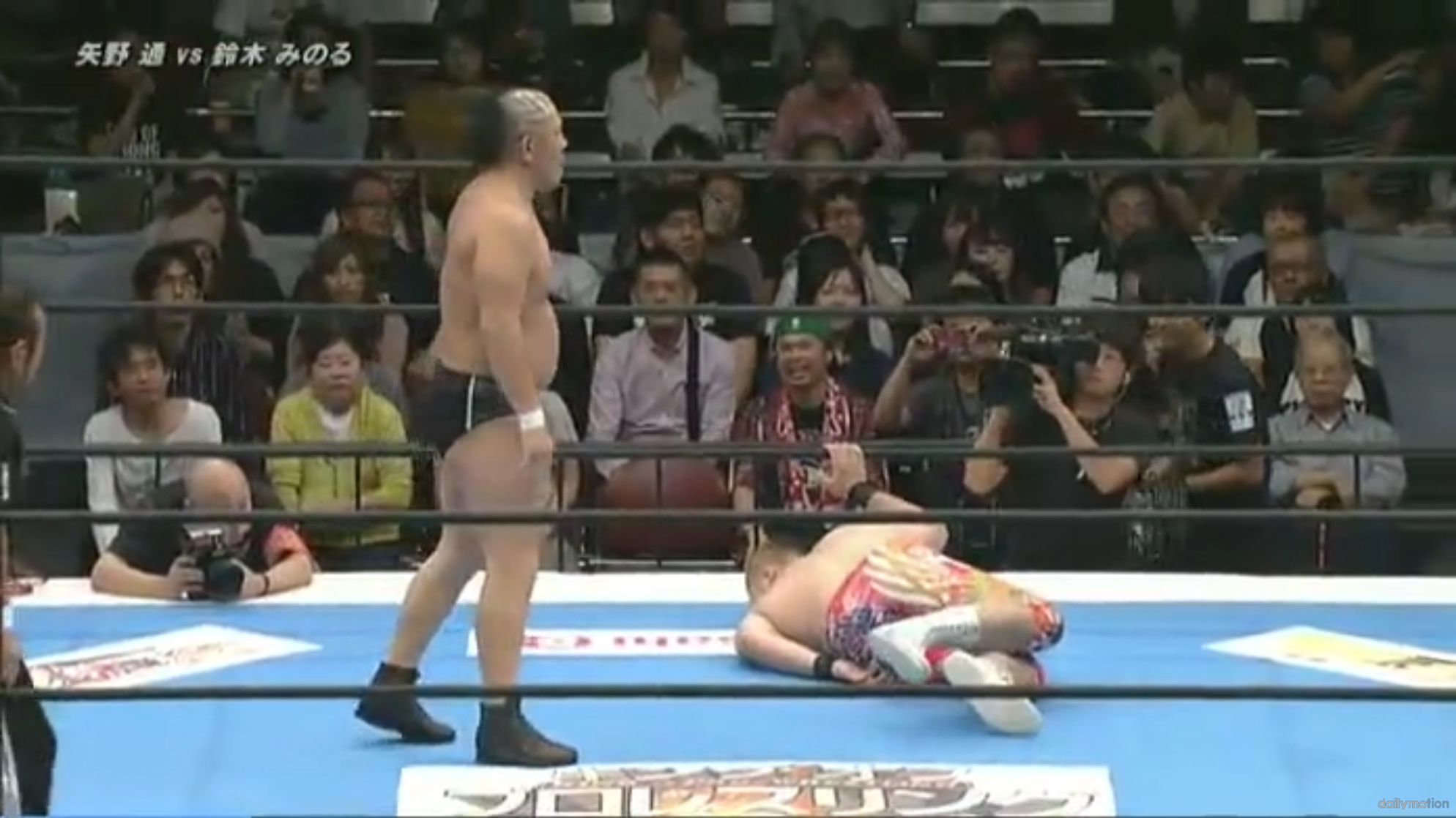 Picture of Toru Yano vs. Minoru Suzuki (NJPW, King of Pro Wrestling 2013)