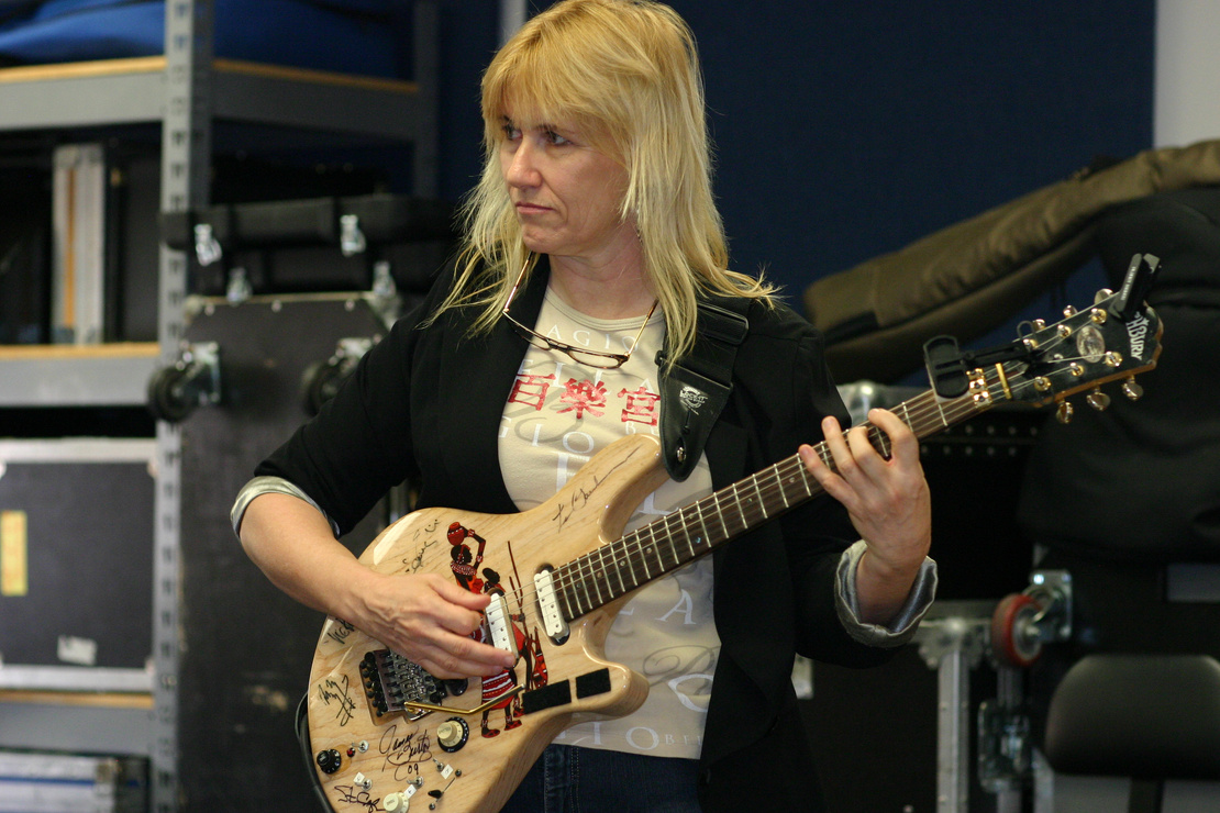 Jennifer Batten image