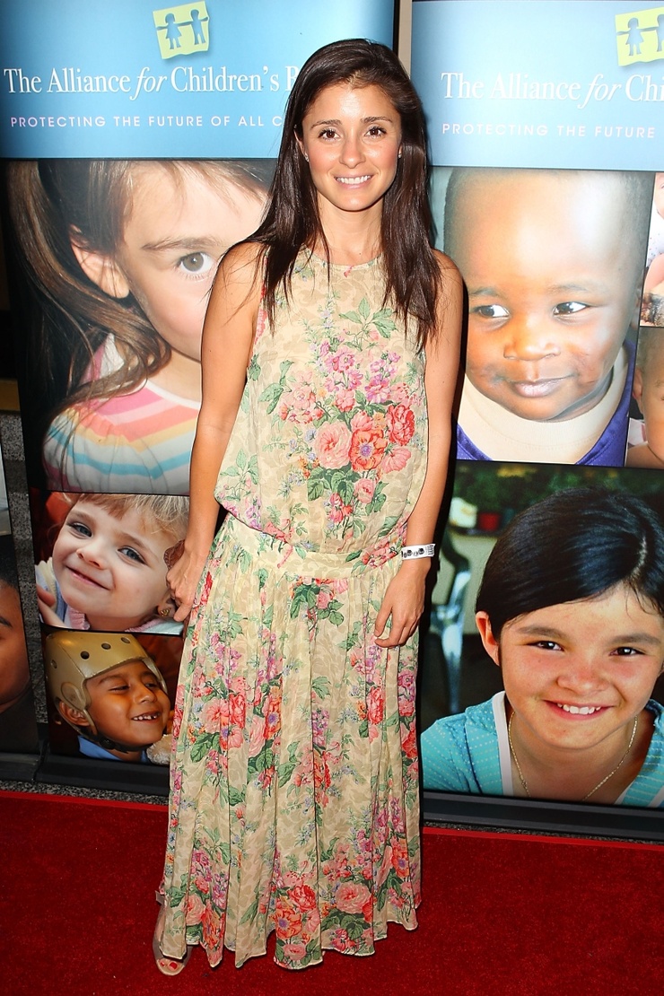 Picture of Shiri Appleby