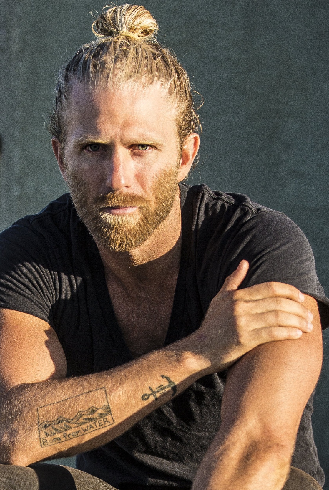 Can anyone make the lady in the Original picture a black silhouette ...