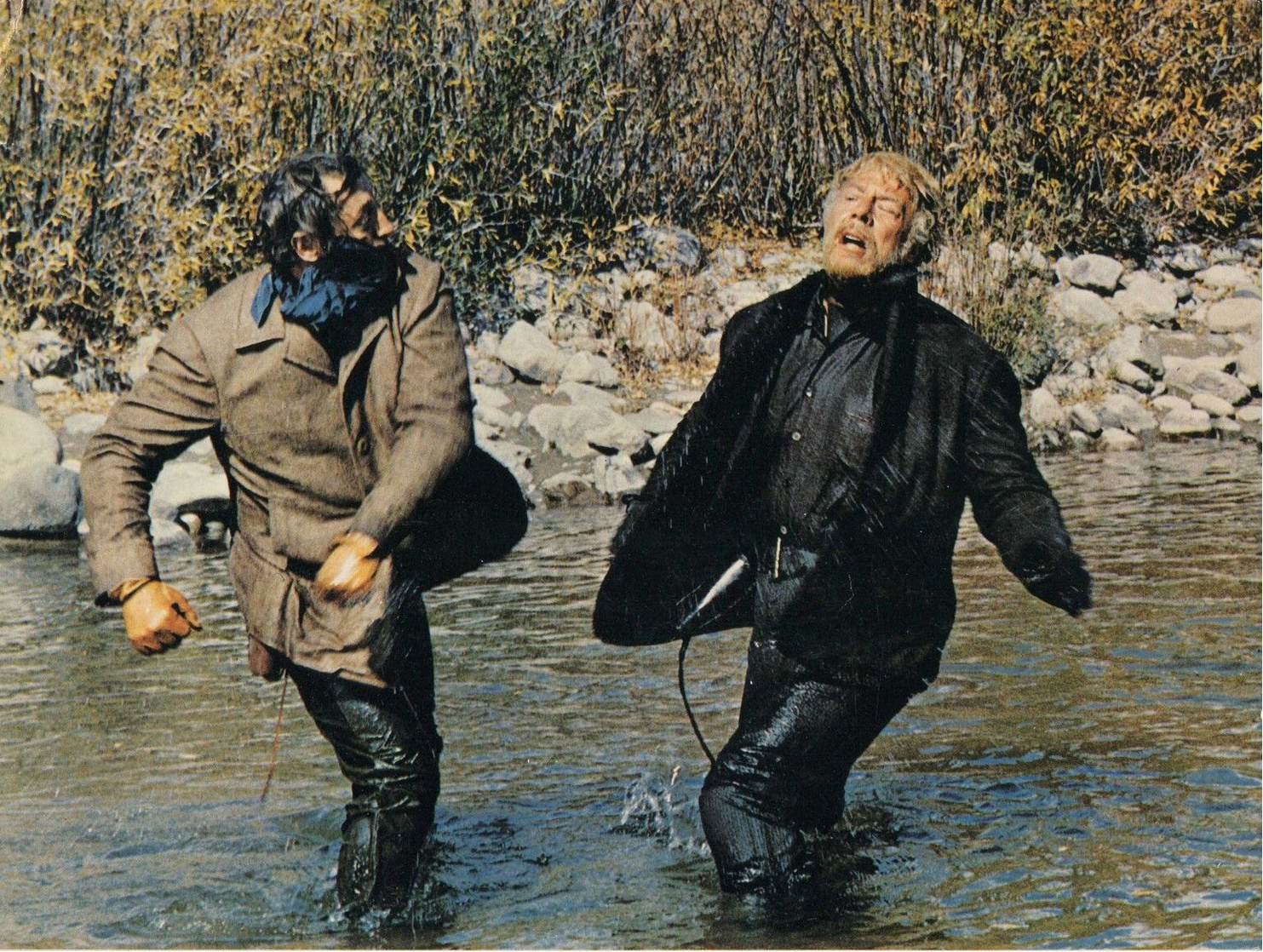 Robert Mitchum, George Kennedy