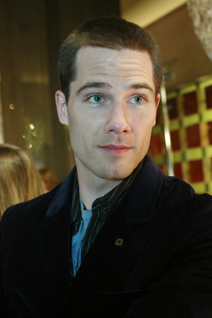 Picture of Luke MacFarlane