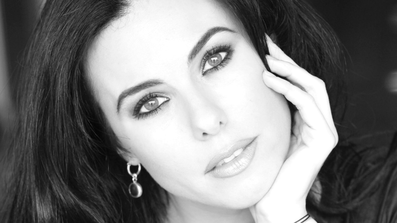 Picture of Defne Samyeli