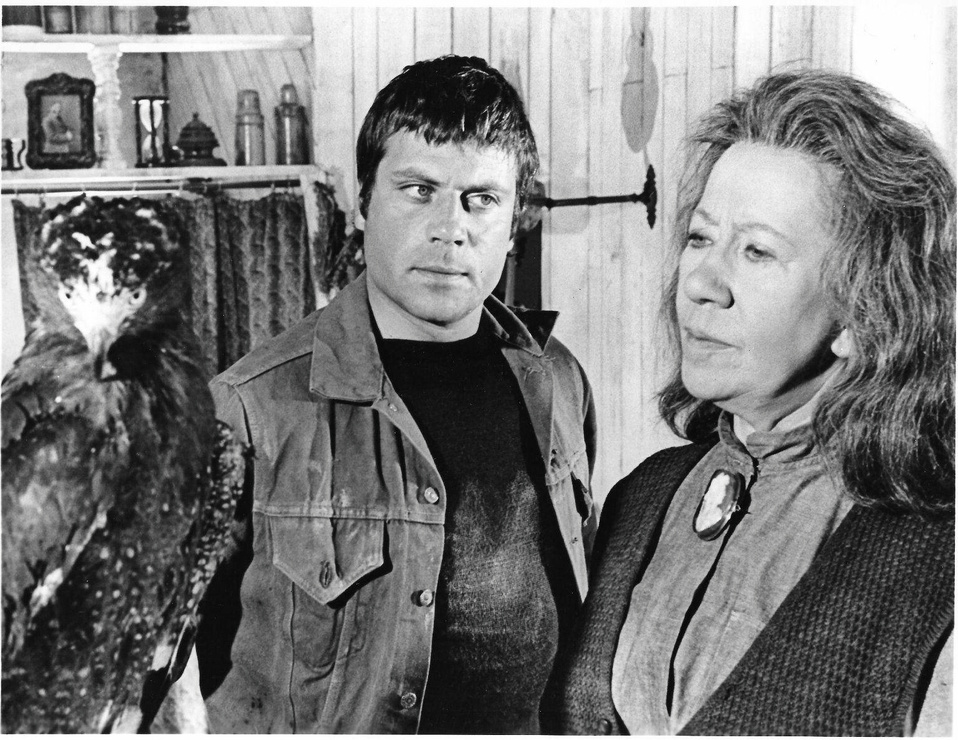 Oliver Reed, Flora Robson