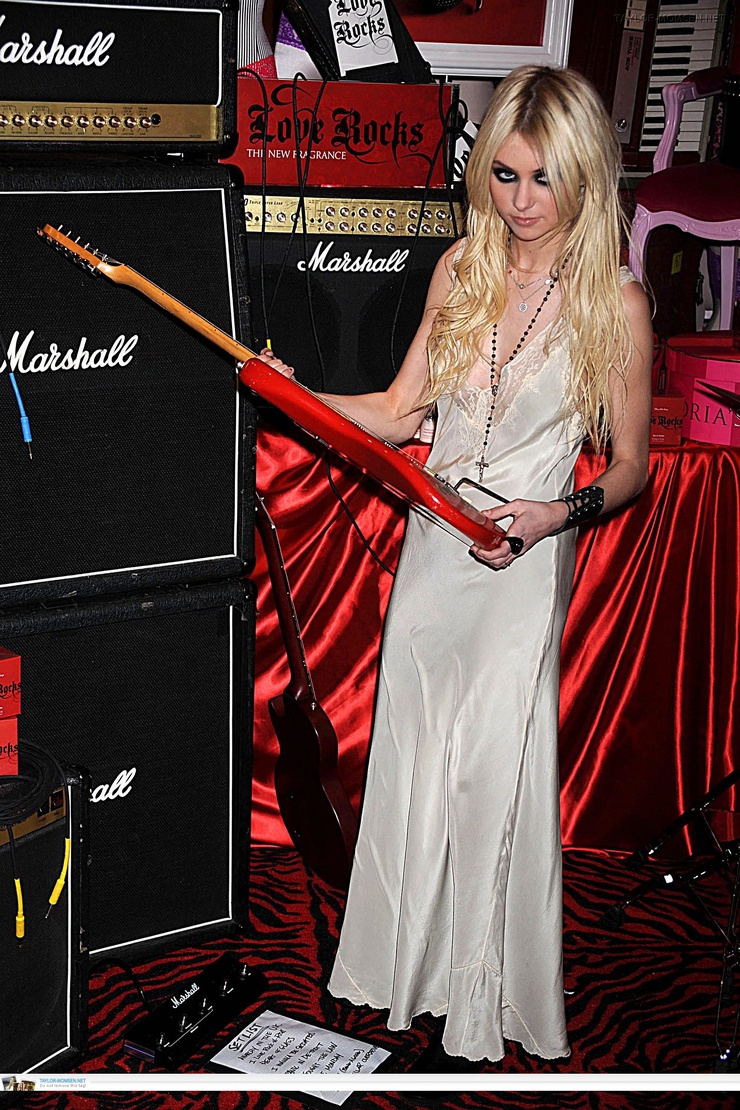 Picture of Taylor Momsen