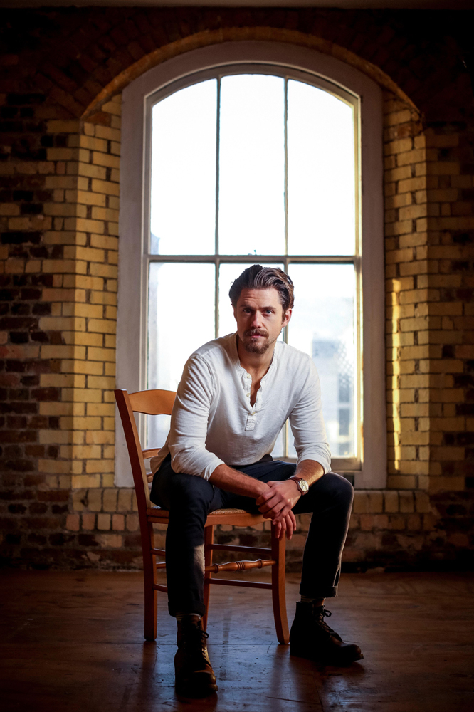 Picture of Aaron Tveit