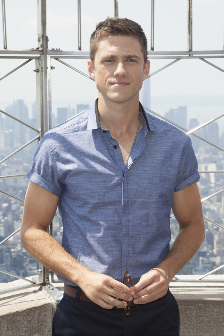 Picture of Aaron Tveit