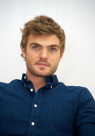 Alex Roe image