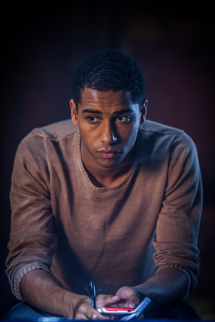 Picture of Elliot Knight