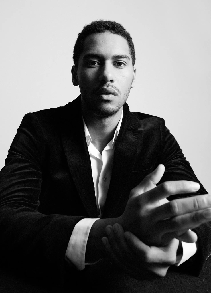 Picture of Elliot Knight