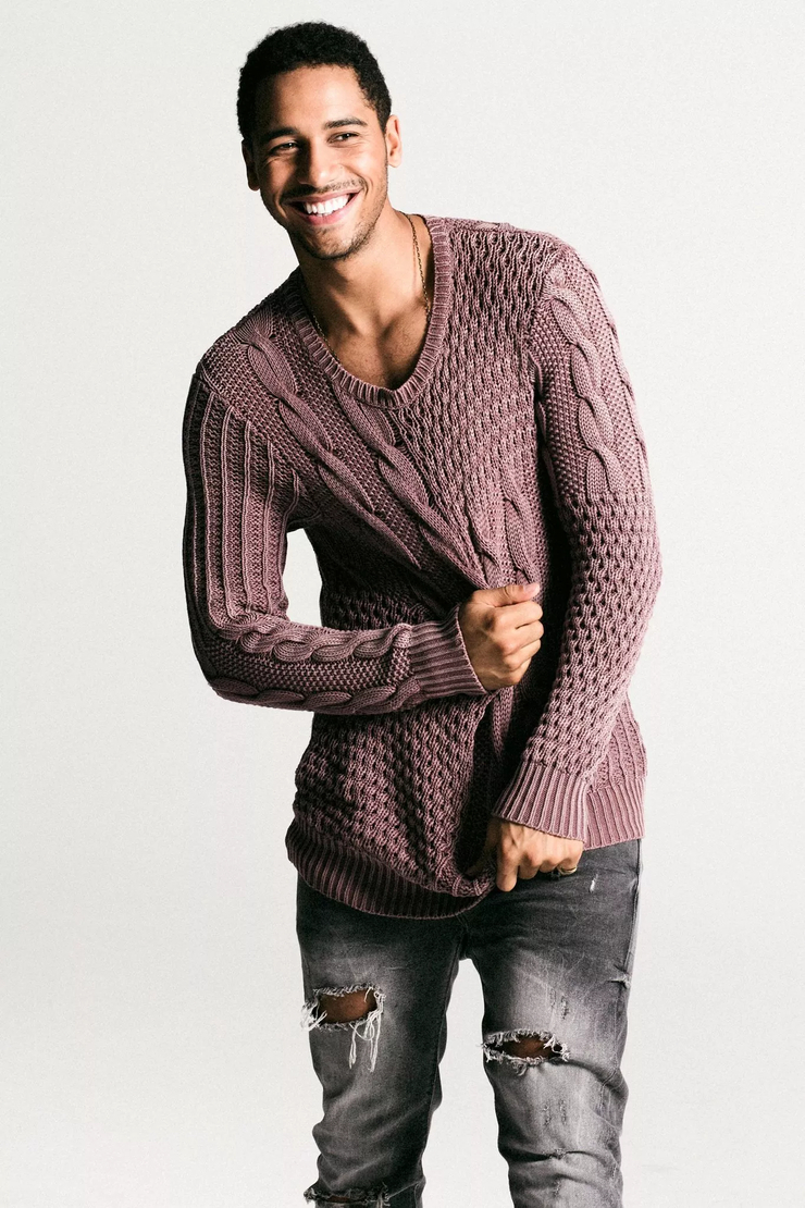 Elliot Knight picture