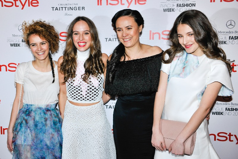 Sára with sister & mother & Sára Sandeva